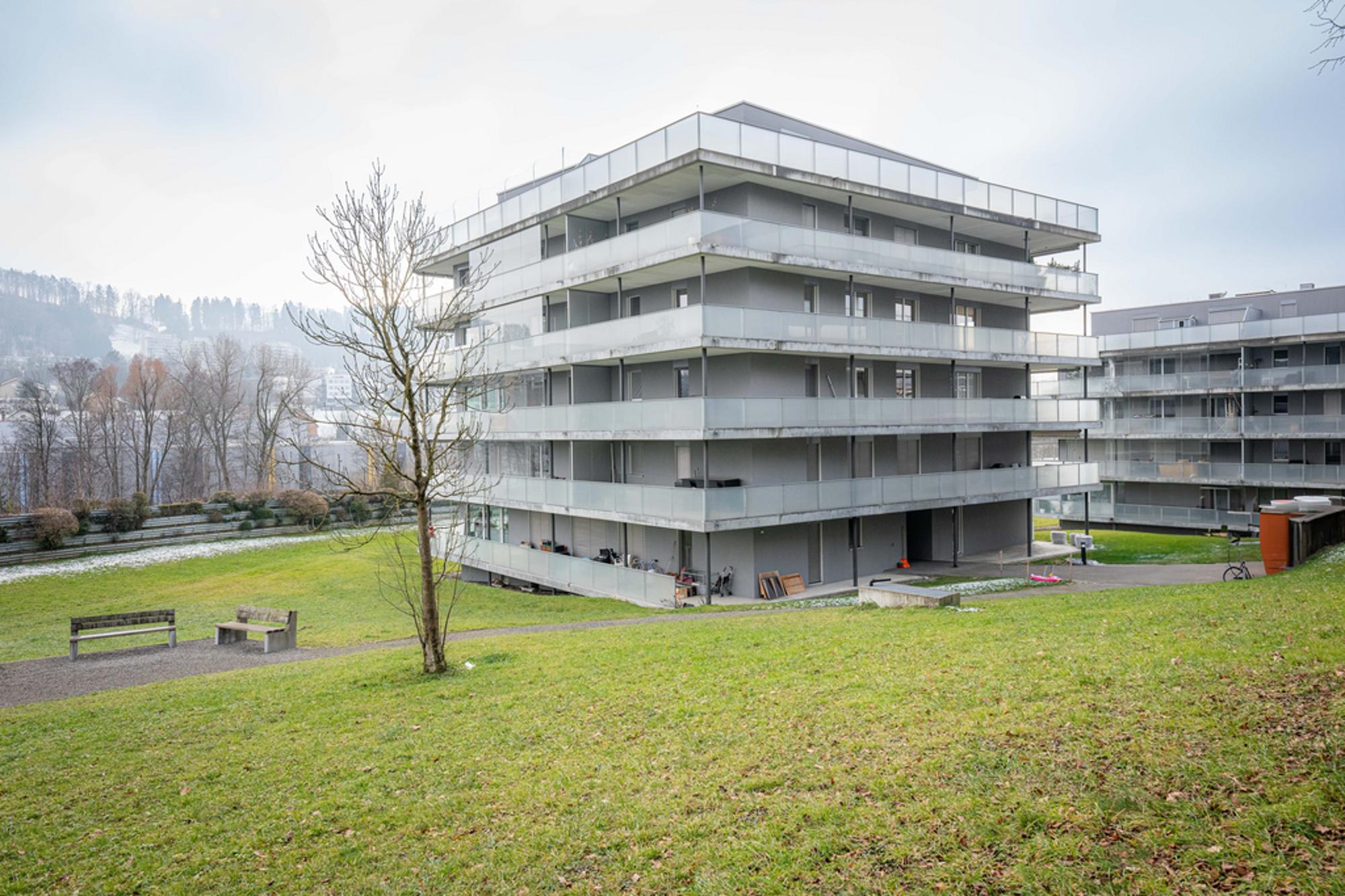 Modern hobby room in a great location!