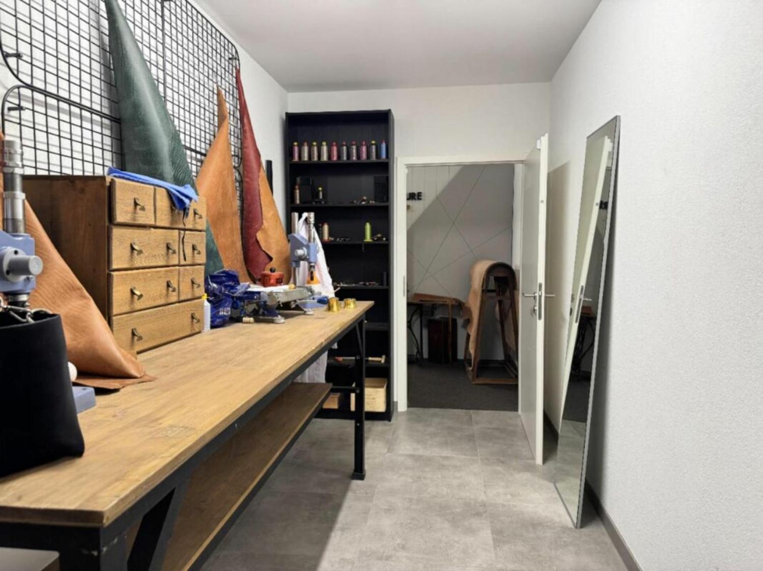 Administratif/Bureau 1.5 pièces 156.35 m..., rte Z. I. La Vulpillière 61B, CHF 2590