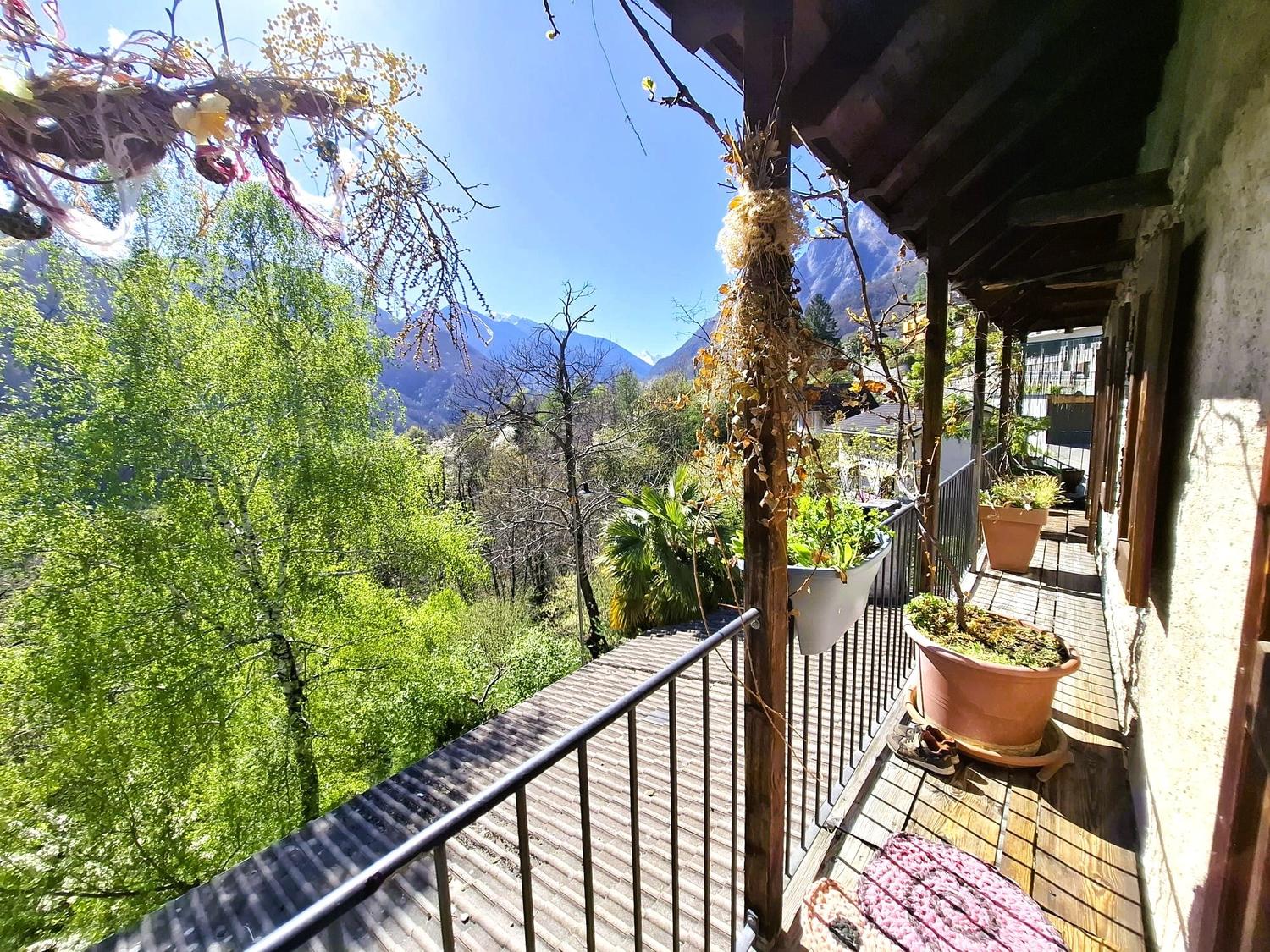 Affascinante rustico con giardino e grande terreno annesso ad Auressio