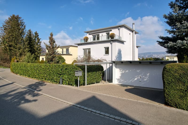 Stilvolles Wohnen an privilegierter Lage mit Licht, Weite und Seesicht.