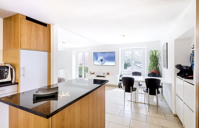 Casa di nucleo con 3,5, 2,5, studio indipendente, giardino e balconi.