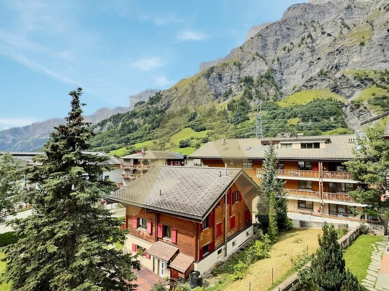 Studio lumineux surplombant le village