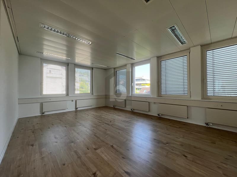 HELLE BÜROFLÄCHE AN TOP LAGE